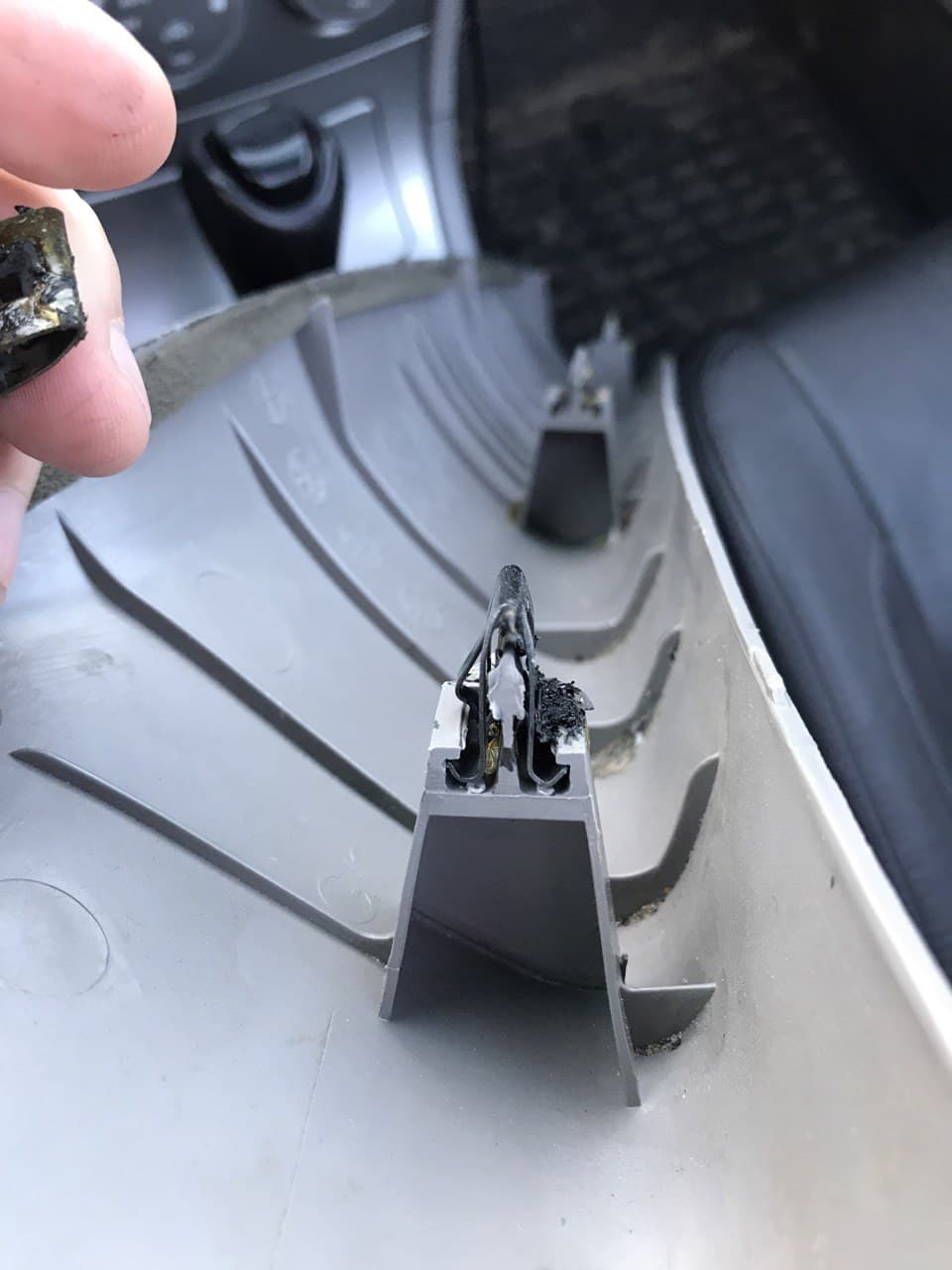 Клипсы пластика на передних стойках — Subaru Forester (SG), 2,5 л, 2006 ...