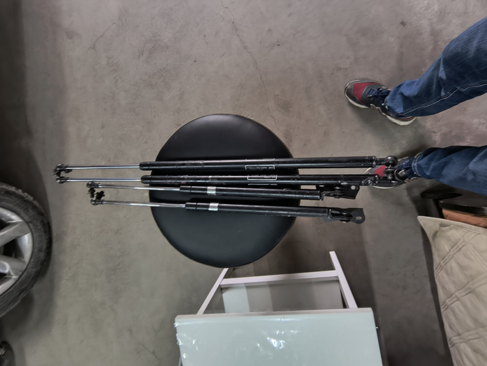 Упоры багажника и капота. — Mazda Sentia II, 3 л, 2000 года | своими ...