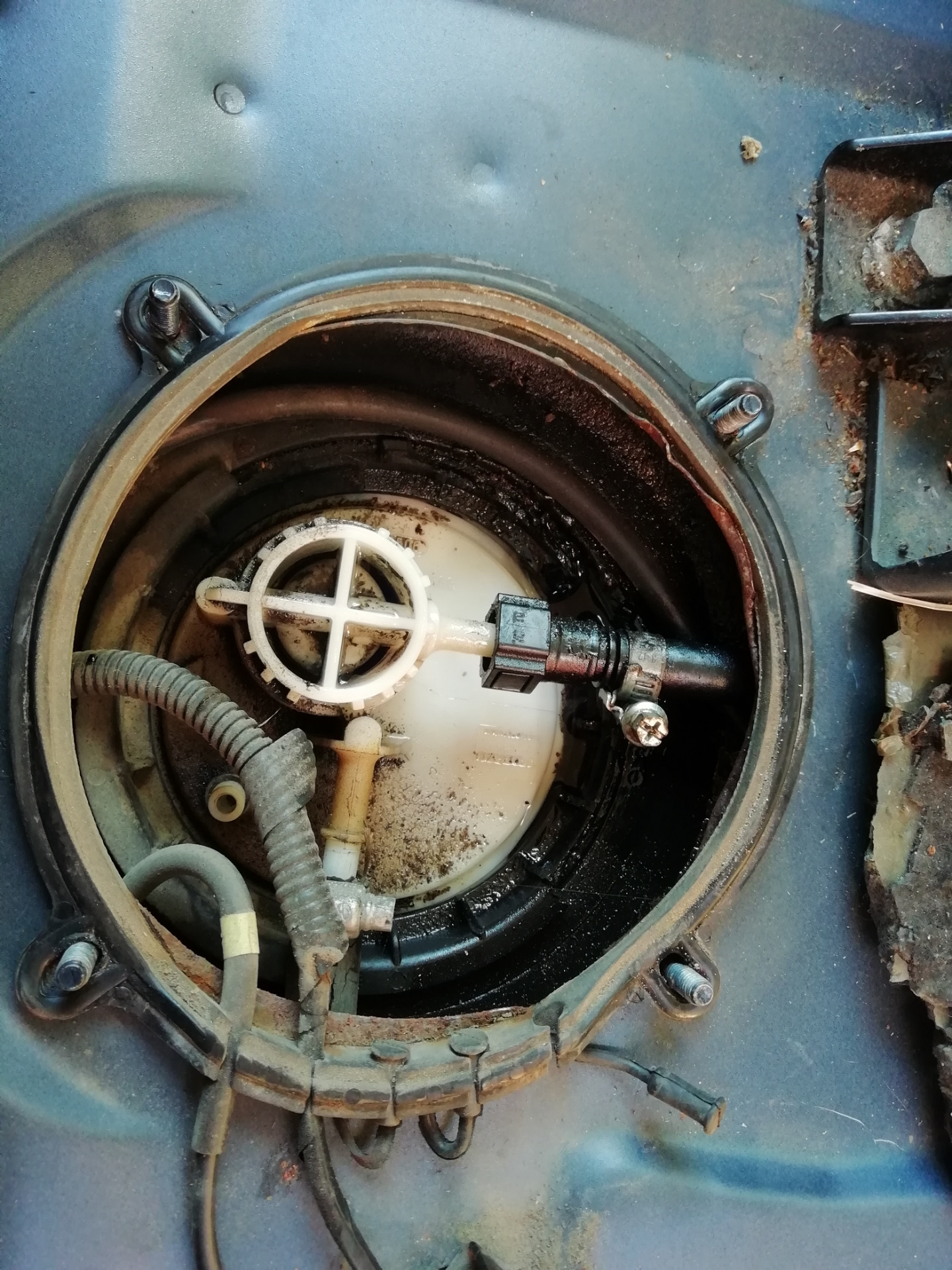 Замена топливной станции — Volvo XC70 II, 2,4 л, 2002 года | своими ...