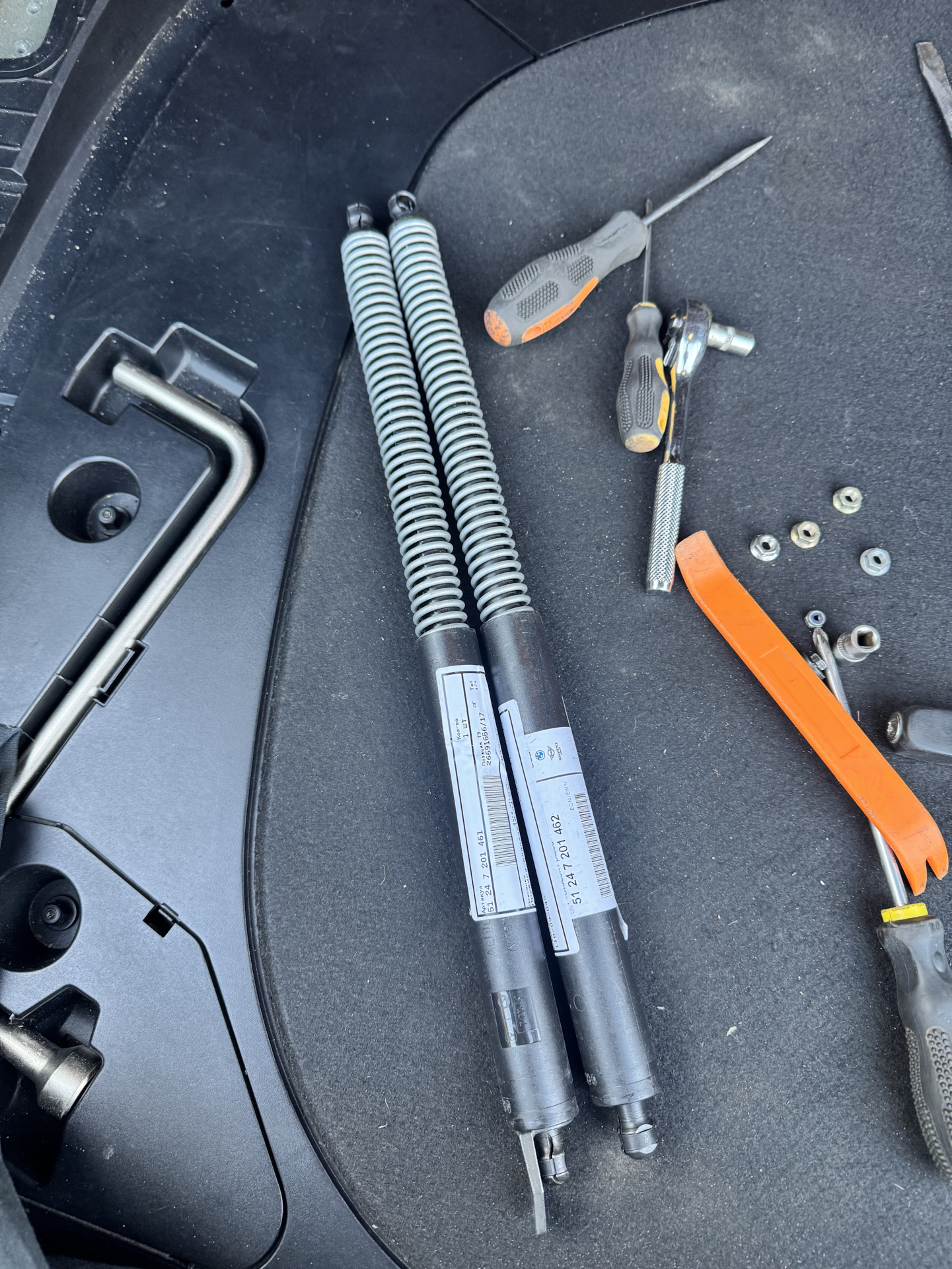 Амортизаторы багажника — BMW 7 series (E65/E66), 3 л, 2004 года ...