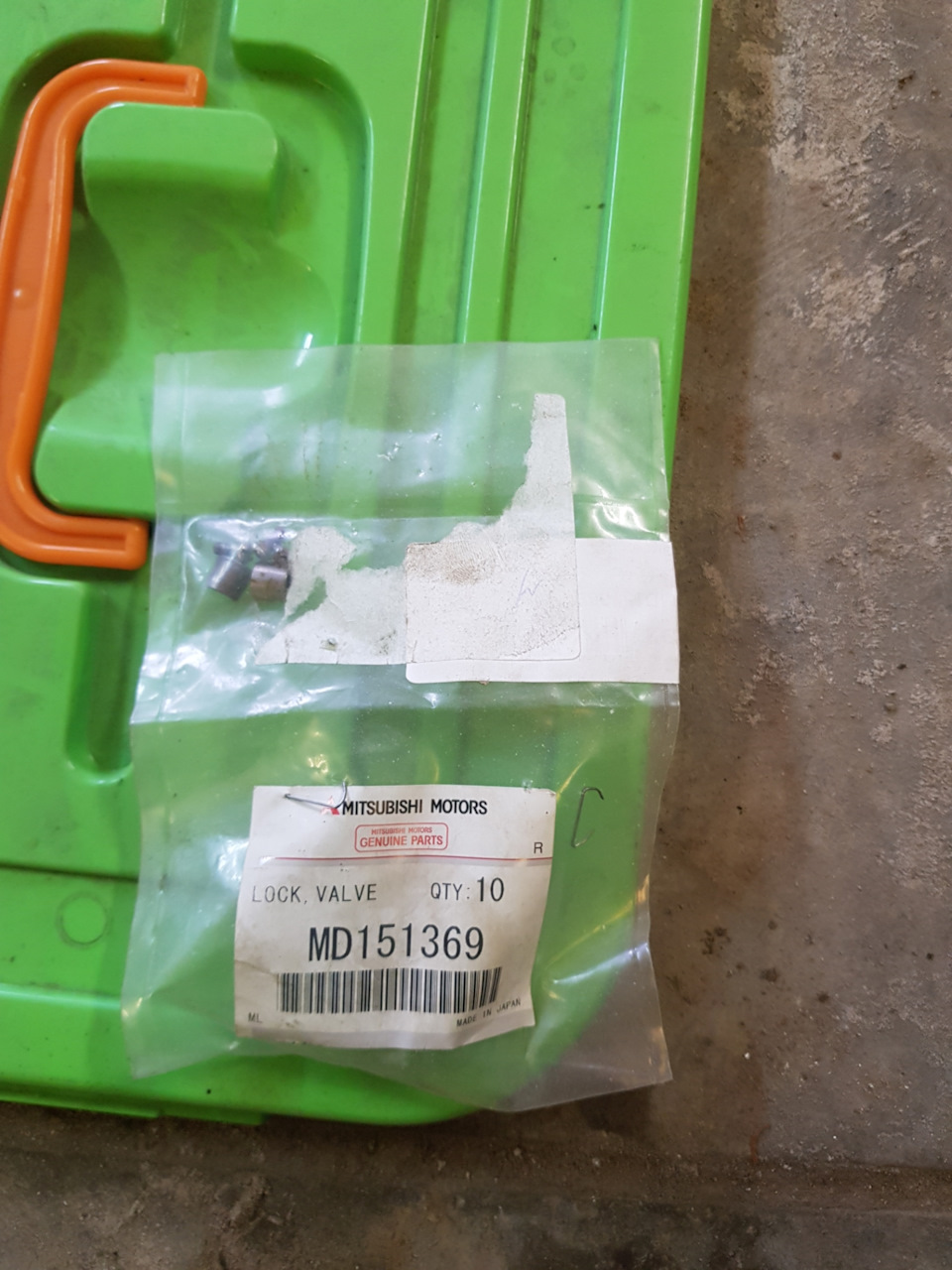 MD151369 Замок фиксатора клапанной пр Mitsubishi | Запчасти на DRIVE2