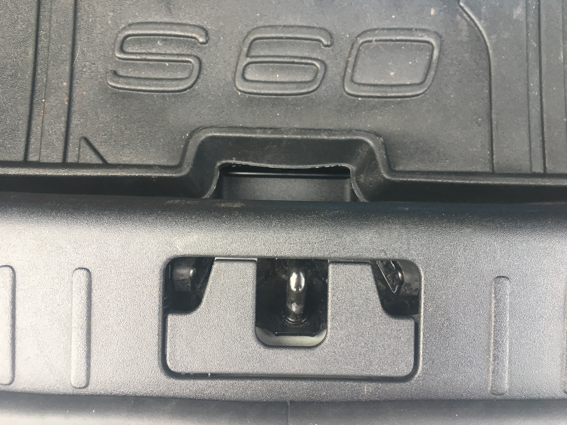 Заглушка замка багажника — Volvo S60 (2G), 2 л, 2013 года | запчасти ...