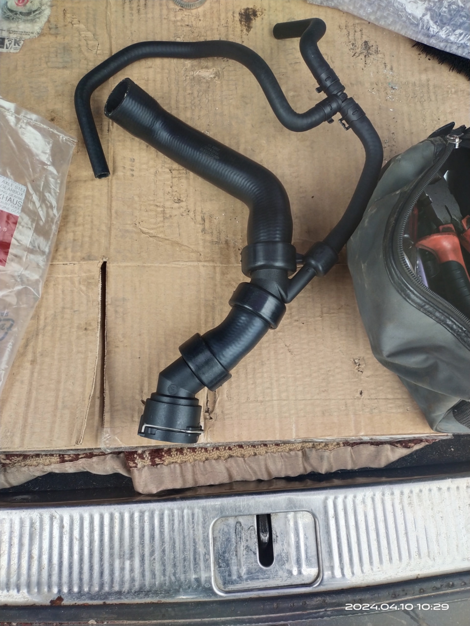 Патрубок радиатора — Audi A6 Avant (C5), 2,4 л, 1998 года | другое | DRIVE2