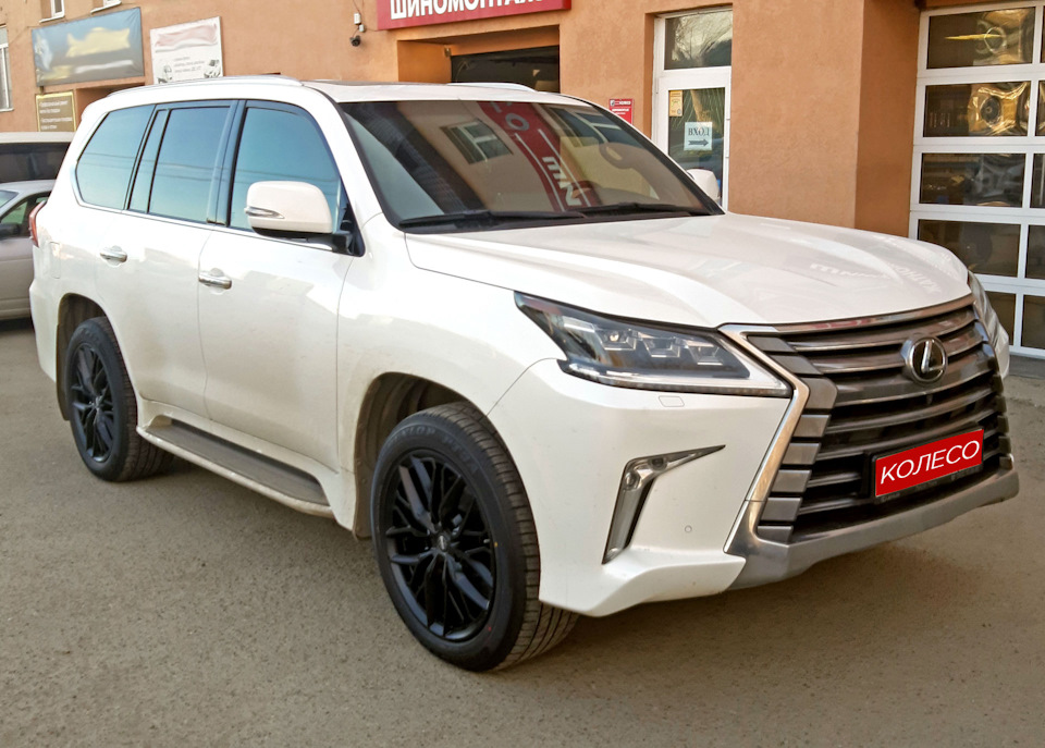 Переобули белый Lexus lx570 на черные диски MOMO SUV SPIDER — Колесо.ру на DRIVE2