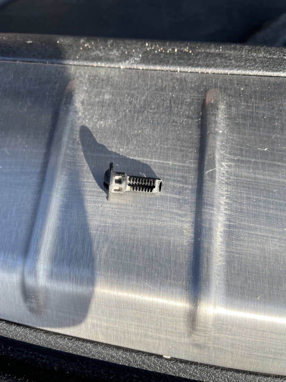 Немного доработать напильником, если отказал задний левый поворотник ...