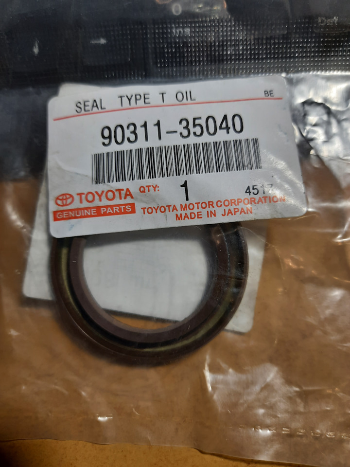 сальник распредвала 90311-35040 на Toyota Corolla (80), Toyota Celica ...