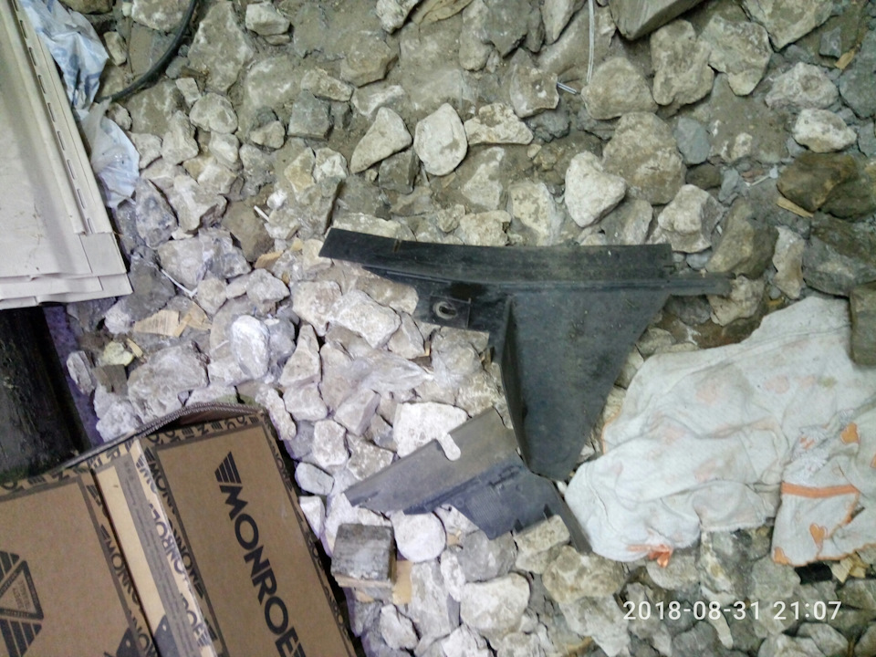 Не брежность старого хозяина. — Ford Focus Hatchback II, 1,8 л, 2010 ...