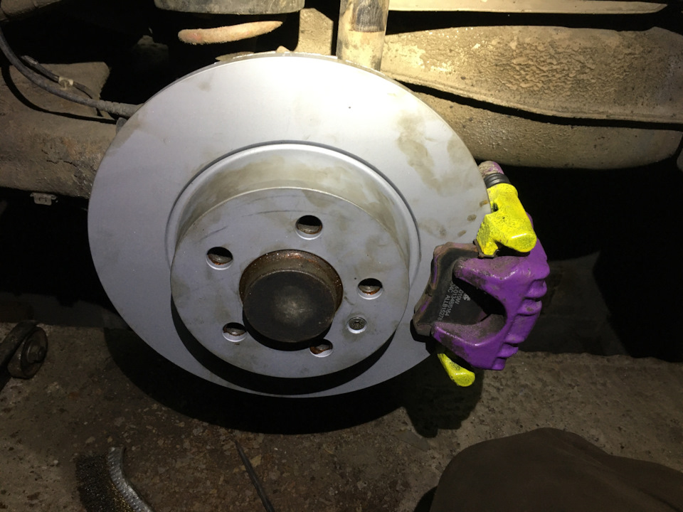 Установка 312/272 тормозов — Volkswagen Bora Variant, 2,3 л, 1999 года ...