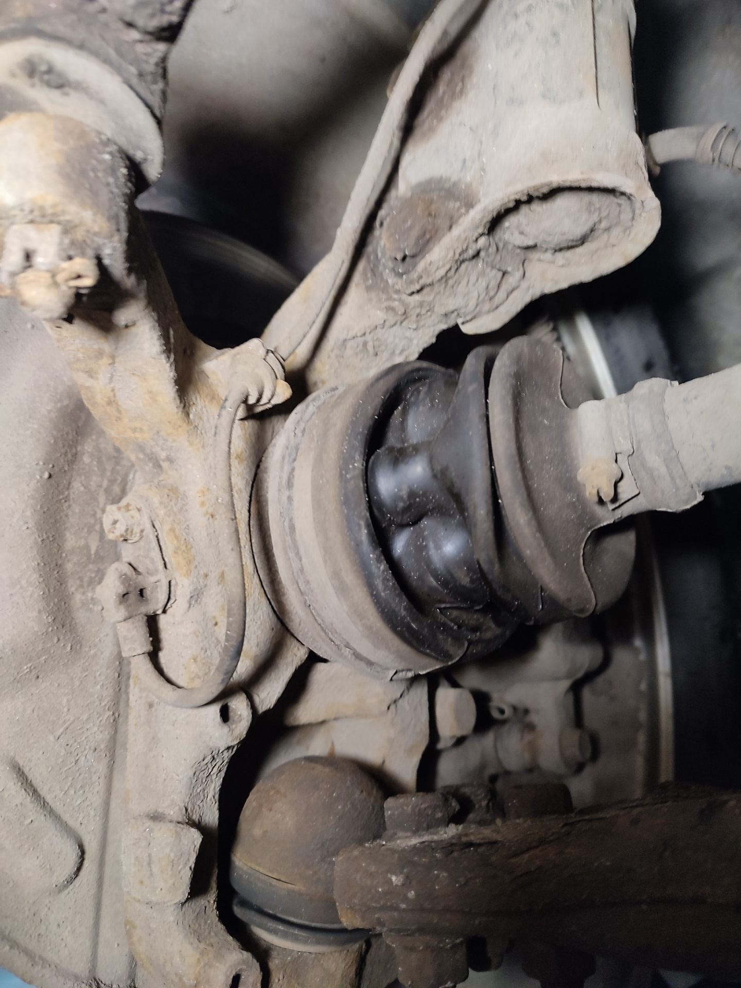 Замена пыльника шруса — SsangYong Actyon (2G), 2 л, 2011 года | своими ...