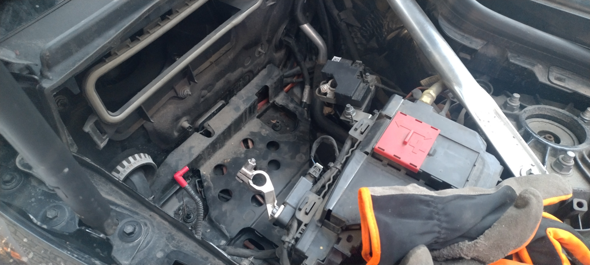 Замена оригинального аккумулятора (как оказалось по факту говно ...