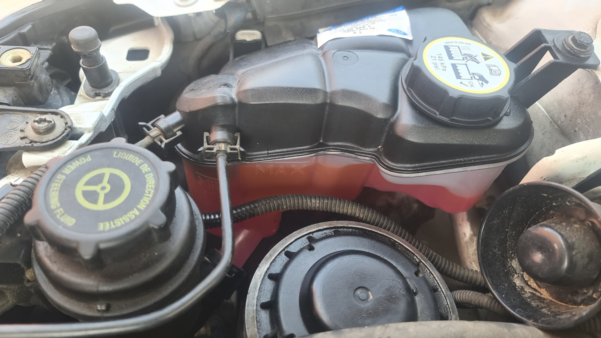 Замена расширительного бачка и крышки — Ford Mondeo IV, 2 л, 2012 года ...