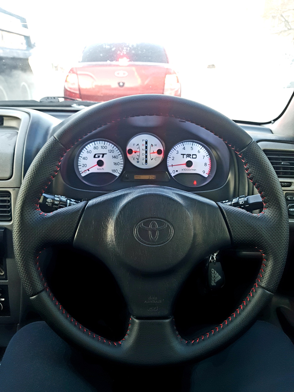 "Новый руль", новые чехлы😎) — Toyota Caldina (210), 2 л, 2000 года ...