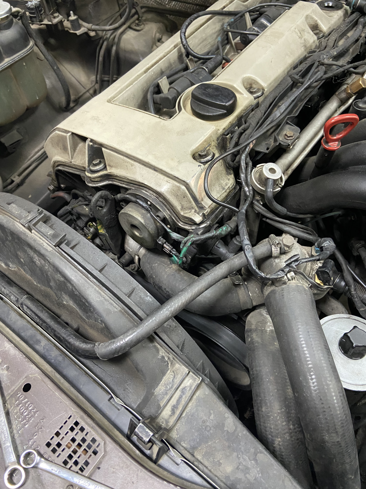 Рассыпалась верхняя коса под капотом — Mercedes-Benz S-Class (W140), 2 ...