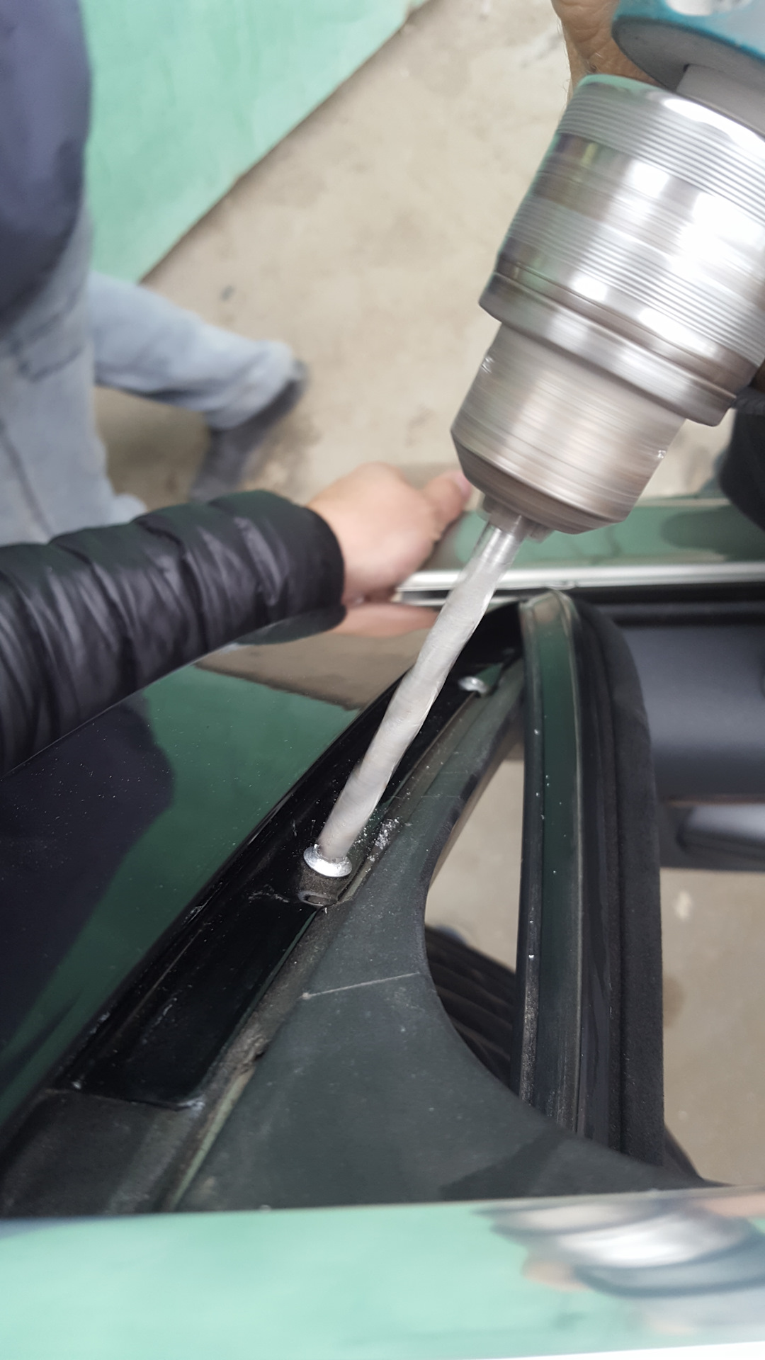 Замена дверной накладки — Volvo XC70 III, 2,4 л, 2011 года | поломка ...