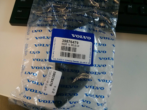 39876479 Крышка омывателя правой фары Volvo | Запчасти на DRIVE2