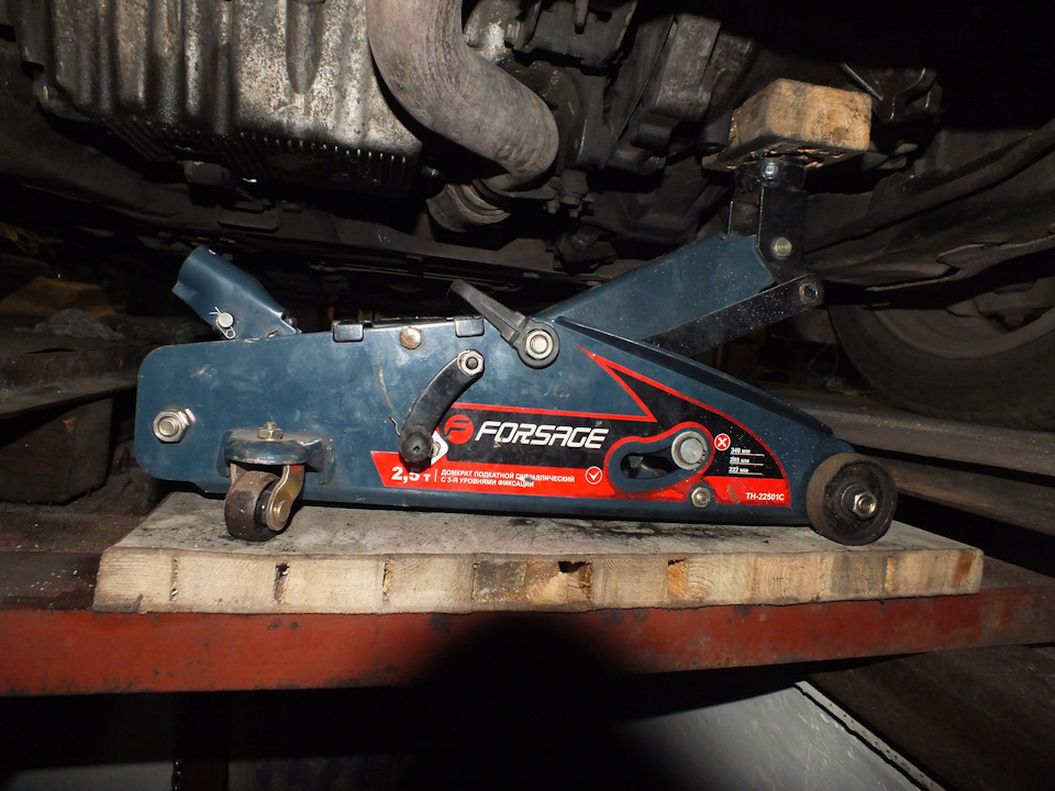 Замена подушки КПП — Alfa Romeo 159, 1,9 л, 2008 года | своими руками ...