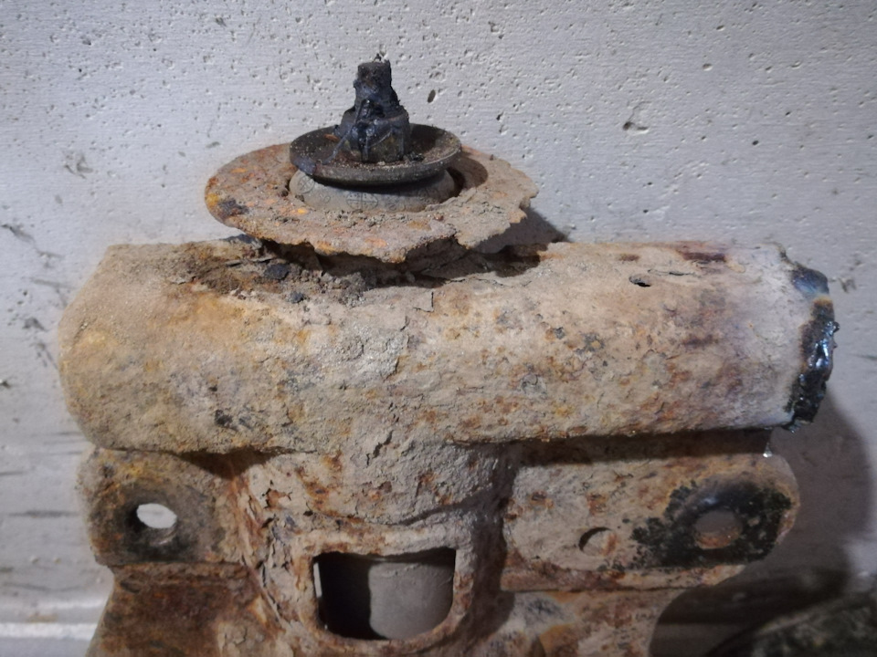 Кронштейн заднего амортизатора — результат мойки автомобиля на ...