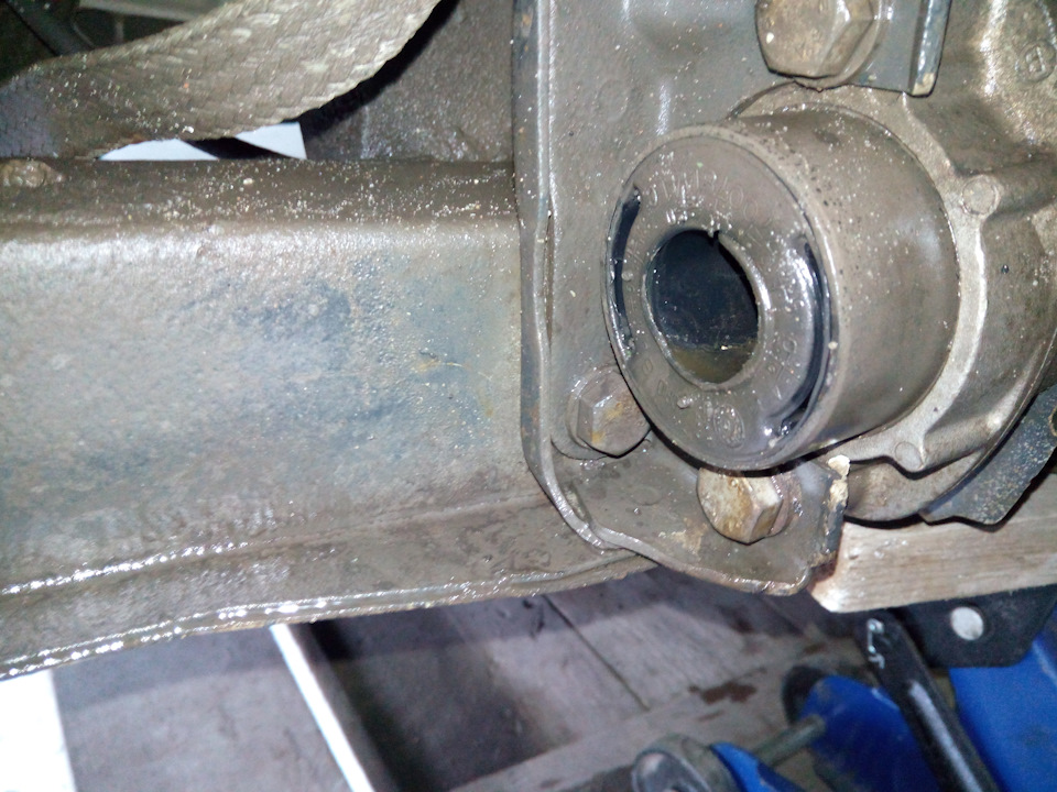Замена левого сайлентблока спереди — Renault 25, 2 л, 1990 года ...