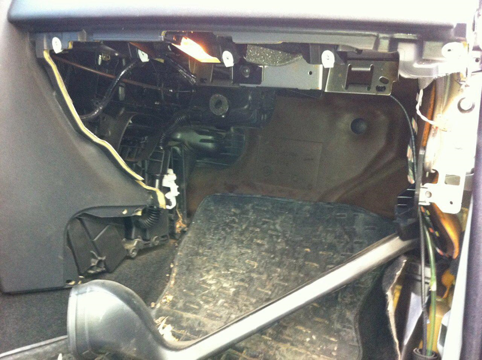 Замена фильтра салона — Renault Megane II, 1,5 л, 2005 года | своими ...