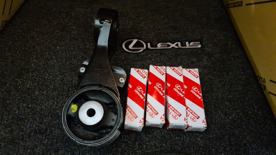 1. Свечи 90919-01259 и Опора ДВС 12363-36080 — Lexus ES 300h (XV60), 2 ...