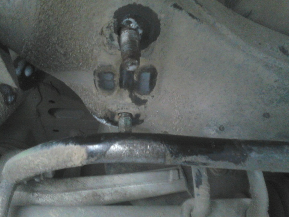 Замена втулок заднего стабилизатора — Nissan Qashqai+2, 2 л, 2012 года ...