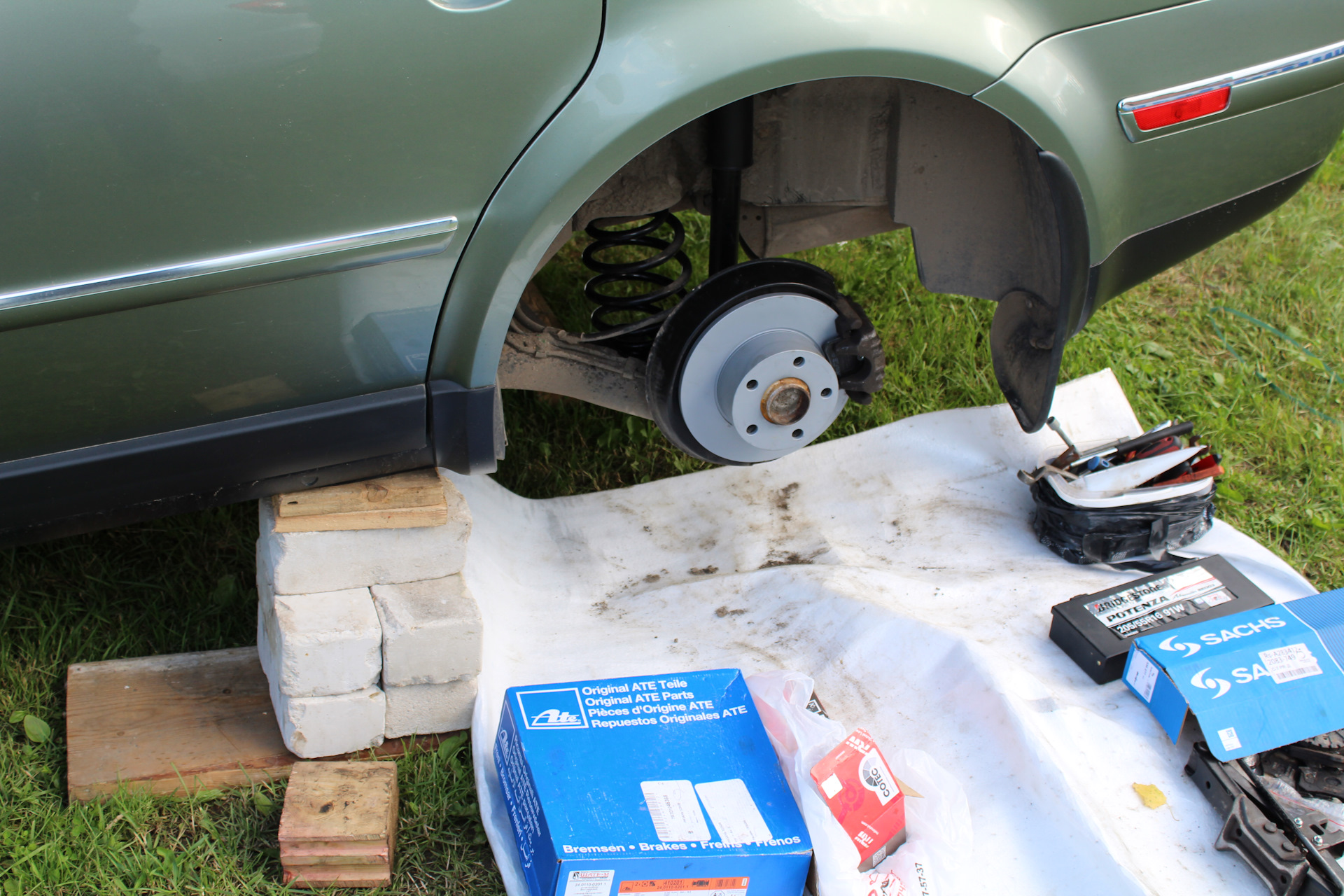 Замена тормозных дисков колодок, задних стоек — Volkswagen Passat B5, 1 ...