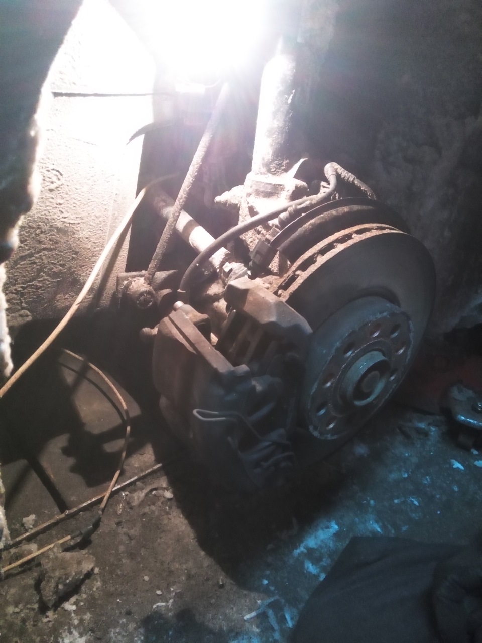 Замена передних тормозных колодок — Skoda Octavia A5 Mk2, 1,8 л, 2010 ...