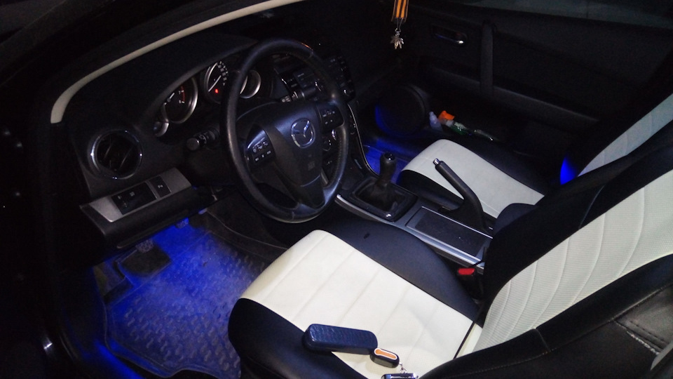 Подсвет ног, диоды в плафон. — Mazda 6 (2G) GH, 2 л, 2011 года ...