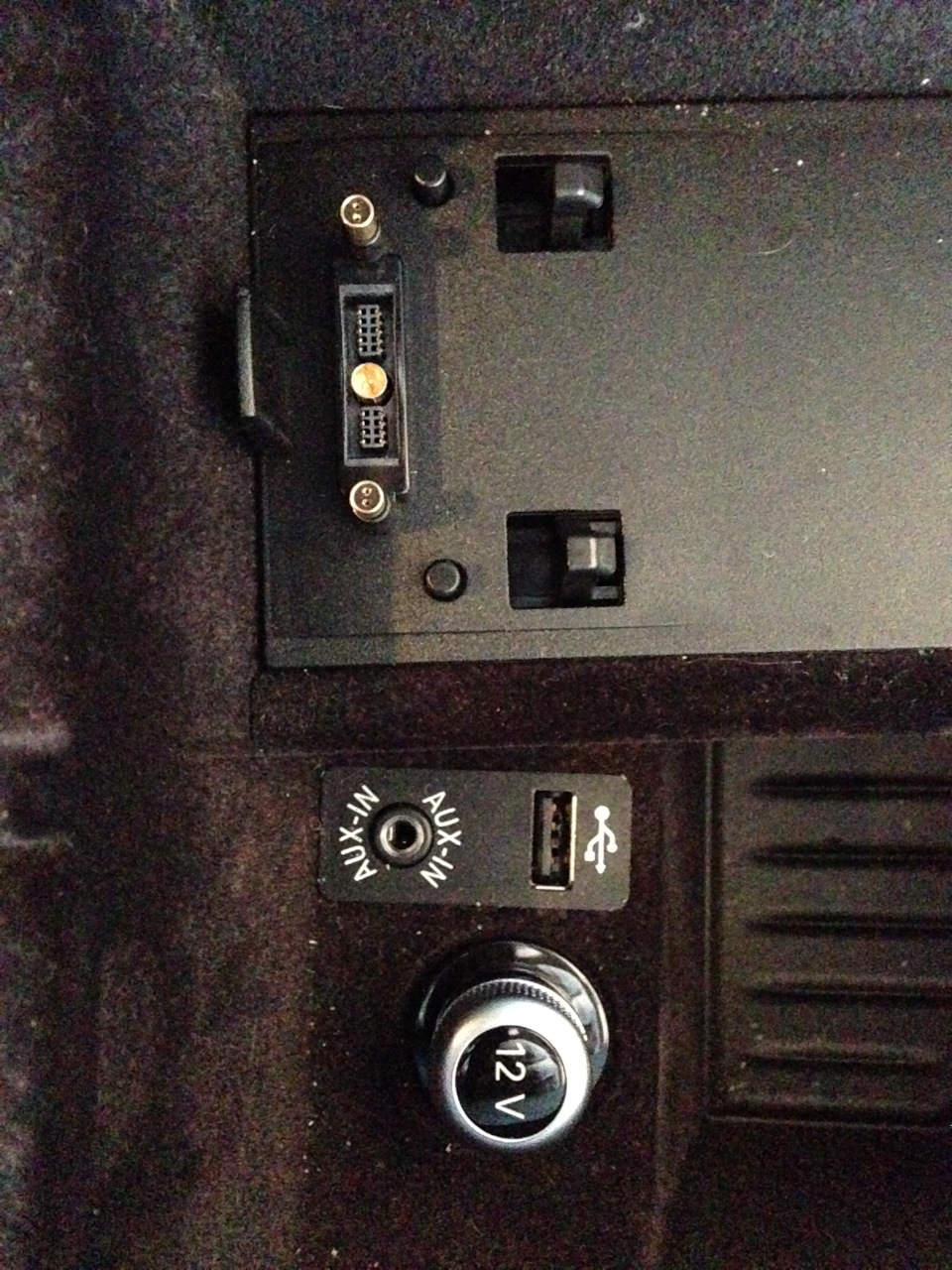 Розетка 12V в подлокотник F10 LCI — BMW 5 series (F10), 2 л, 2013 года ...