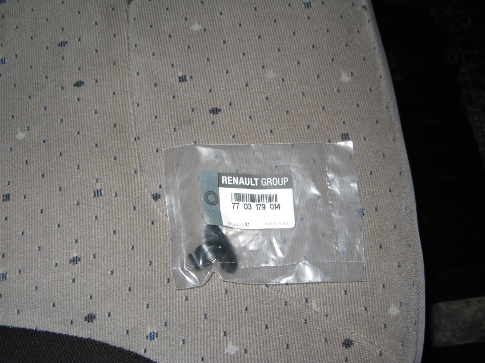 7703179014 Фиксатор упора капота (плас) RENAULT | Запчасти на DRIVE2