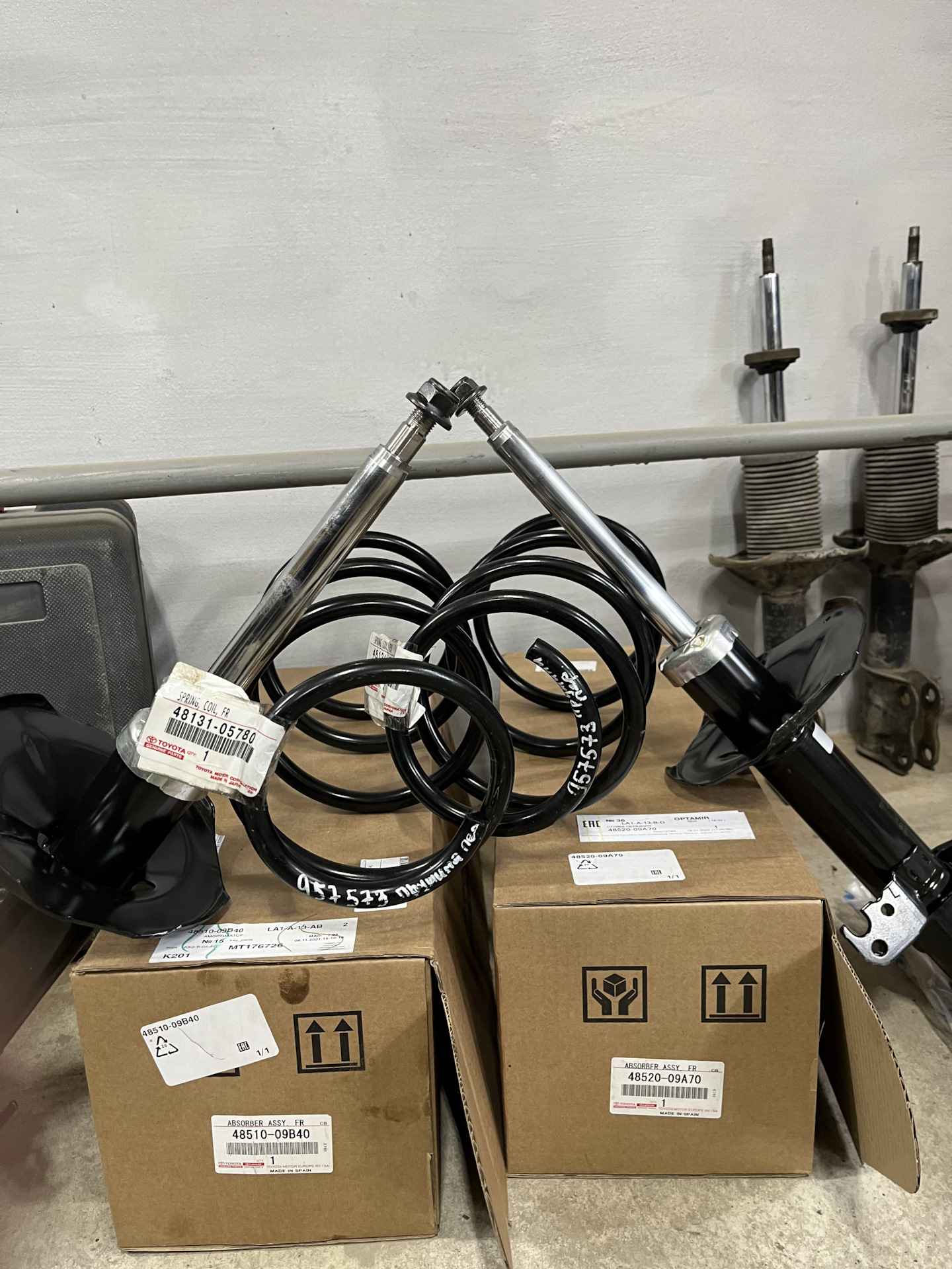 Передние стойки спек раша — Toyota Avensis II, 2 л, 2006 года ...