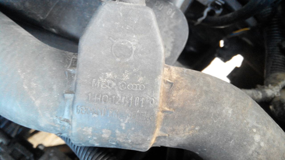 Вопрос: патрубок системы охлаждения. — Volkswagen Golf Mk3, 2,8 л, 1996 ...
