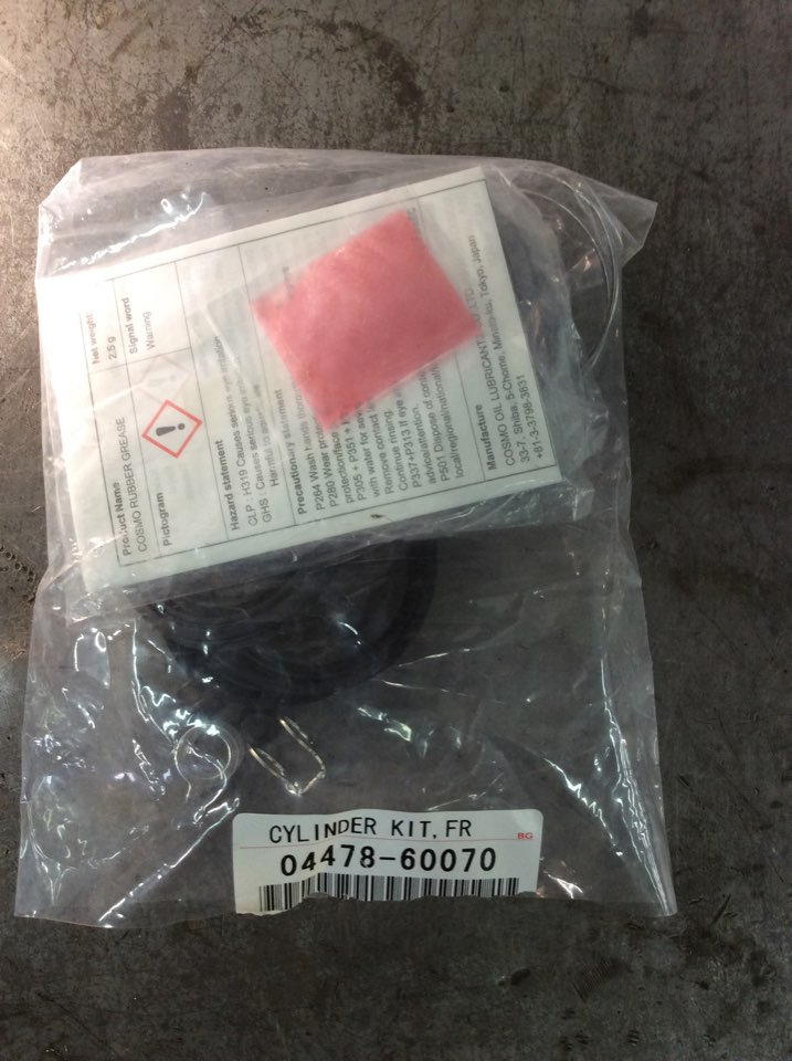 Замена ремкомплекта резинок суппорта — Toyota Land Cruiser 200, 4,5 л ...