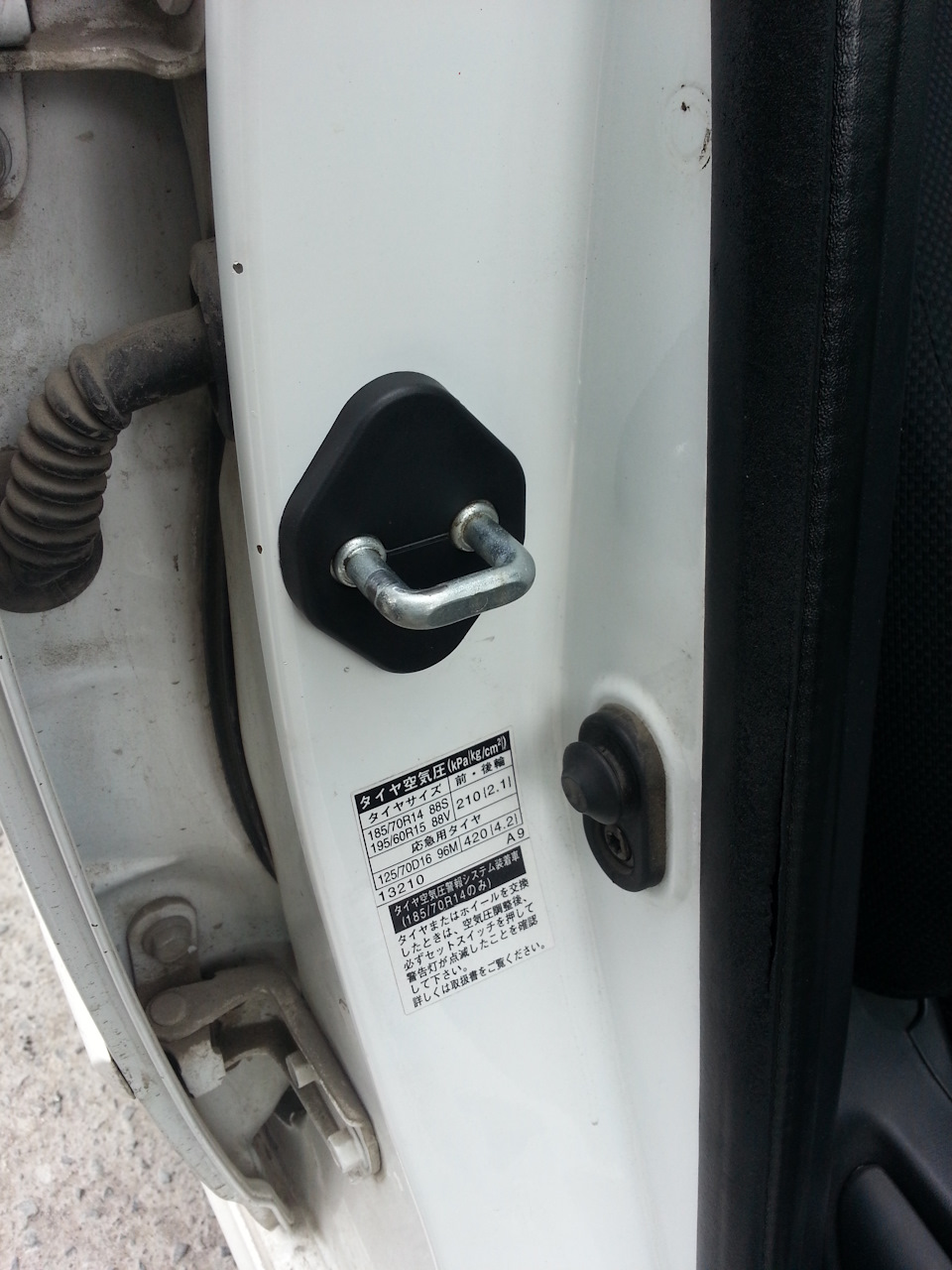 Заглушки на петли замка дверей — Toyota Corolla Fielder (E120), 1,8 л ...