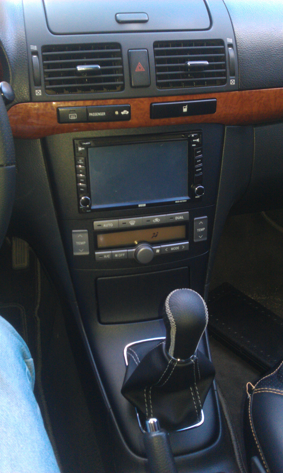 Центральная консоль в винил. — Toyota Avensis II, 1,8 л, 2008 года ...