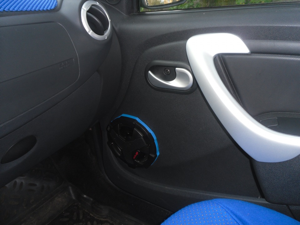 Колонки, чехлы, коврик на торпедо — Renault Sandero 1G, 1,6 л, 2012 ...