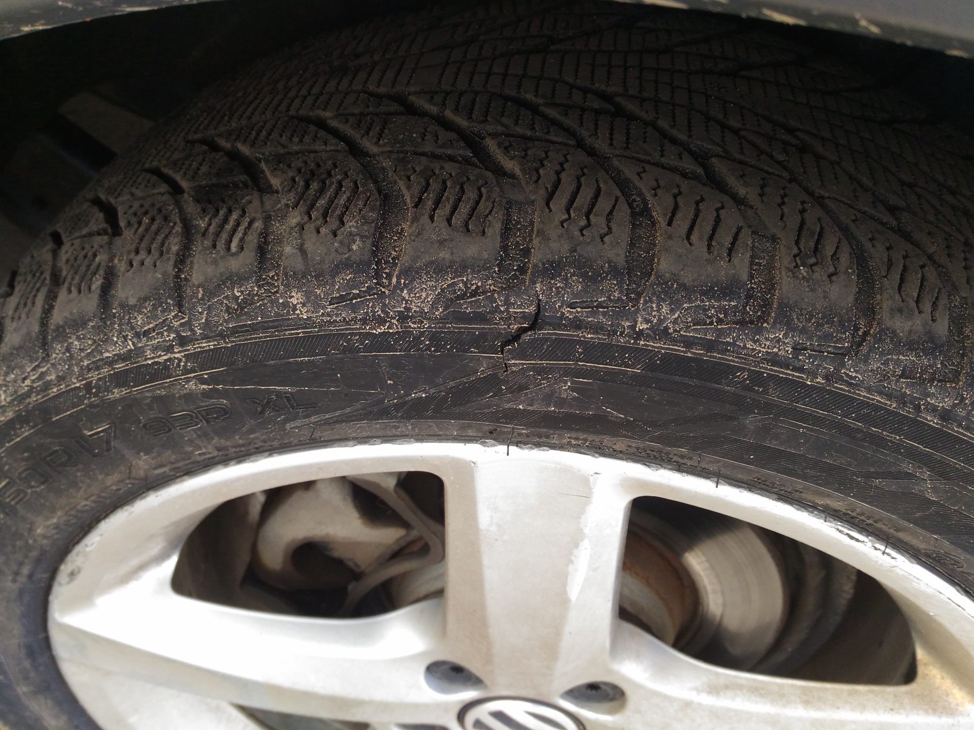 заехал на мойку и залатал шину — Volkswagen Passat Alltrack (B7), 2 л ...