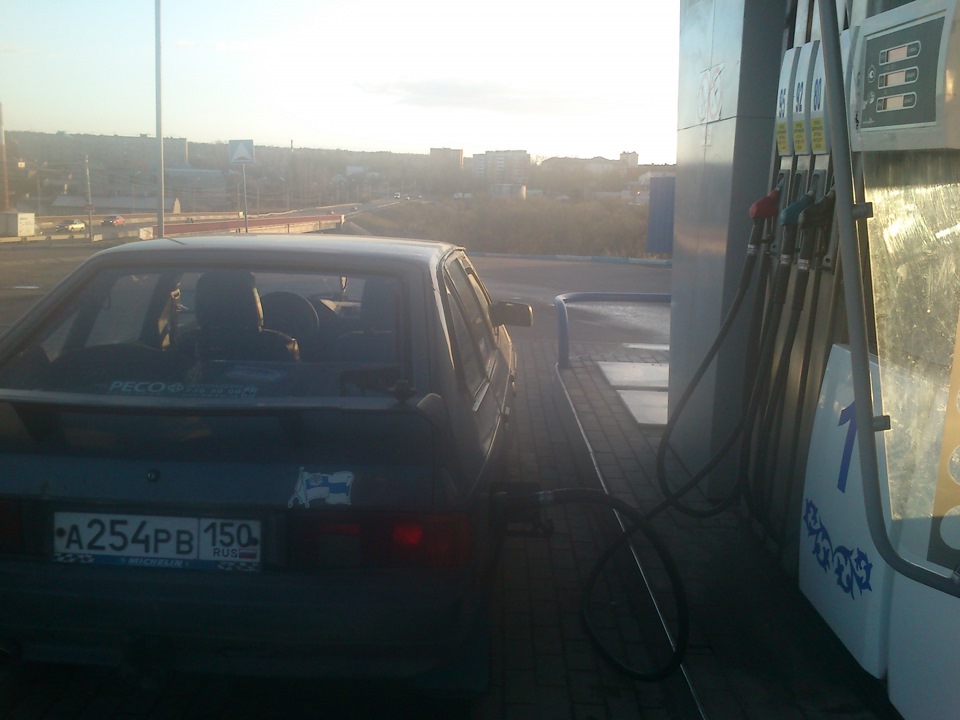 фото с запрвки — Москвич 2141, 1,6 л, 1997 года | фотография | DRIVE2