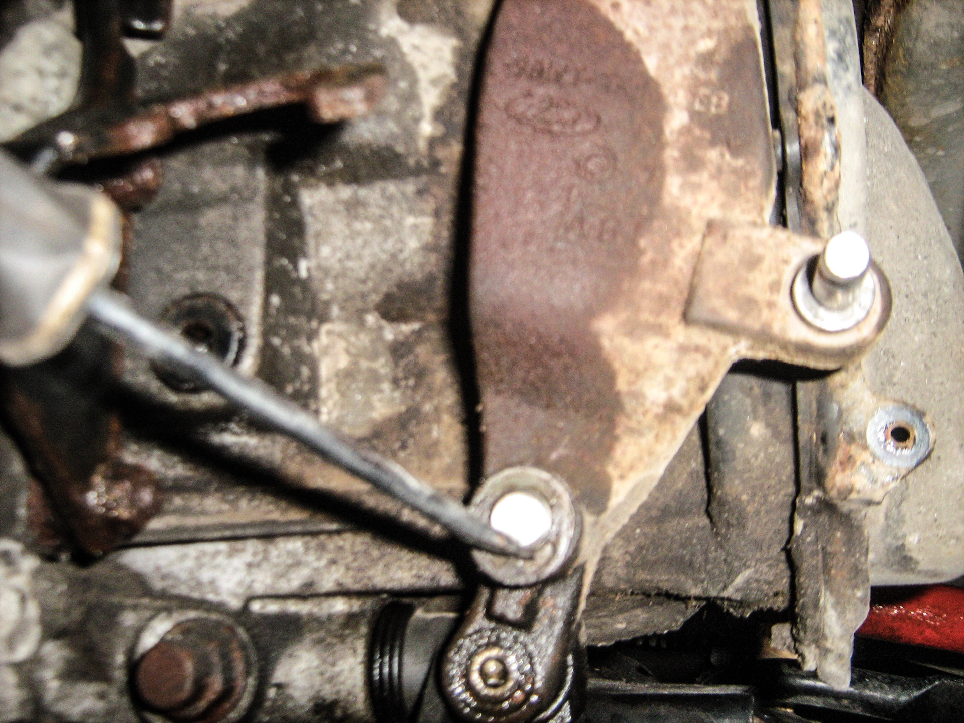 Очистка механизма переключений КПП. — Ford Fiesta (Mk V), 1,4 л, 2008 ...