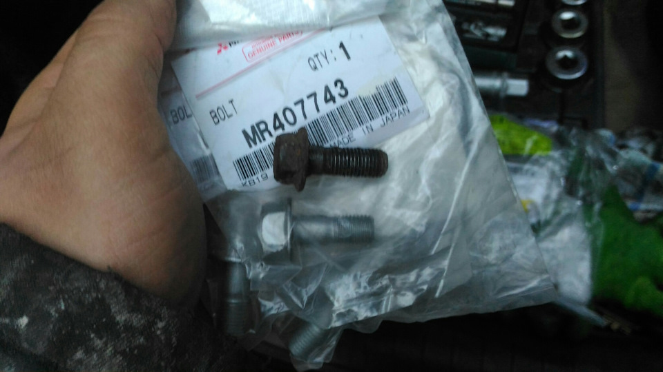 MR407743 БОЛТ, ПЕРЕДНЕГО ТОРМОЗА Mitsubishi | Запчасти на DRIVE2