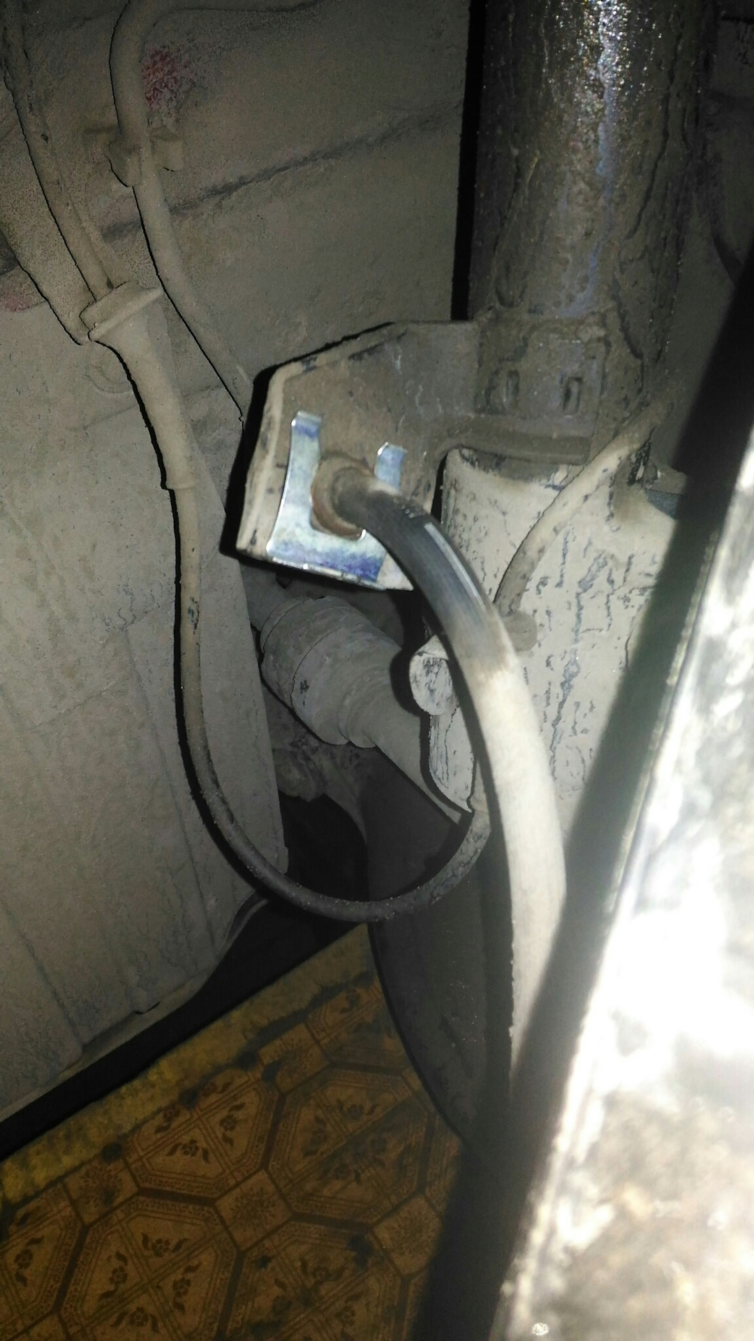 Скоба тормозного шланга — Nissan Tiida (1G), 1,6 л, 2011 года | своими ...