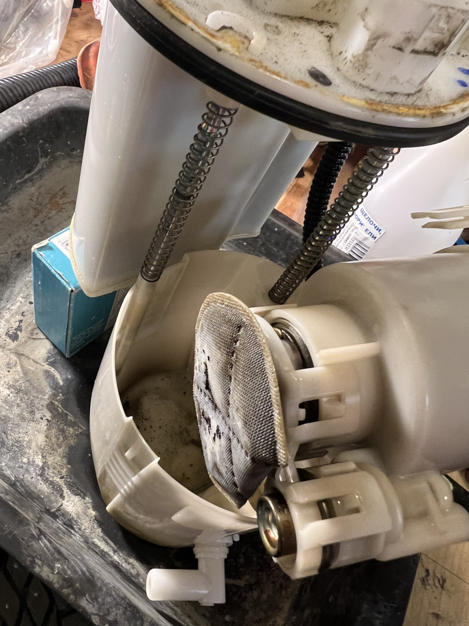 Замена топливного насоса и фильтра — Toyota RAV4 (III), 2,4 л, 2012 ...