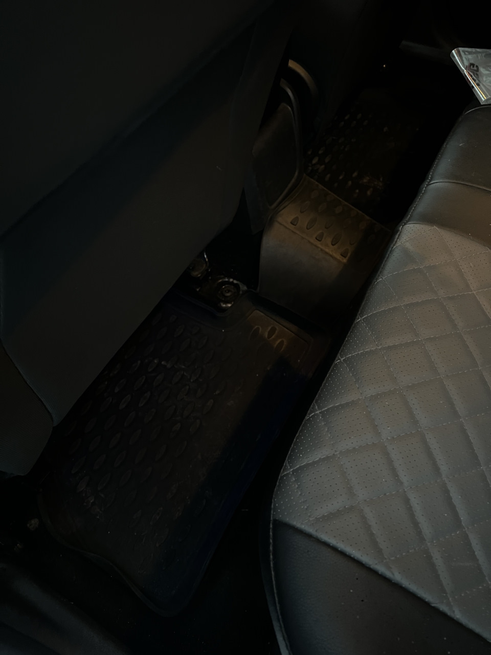 58. Упоры капота и крышки багажника. Резиновые ковры; — Ford Focus ...