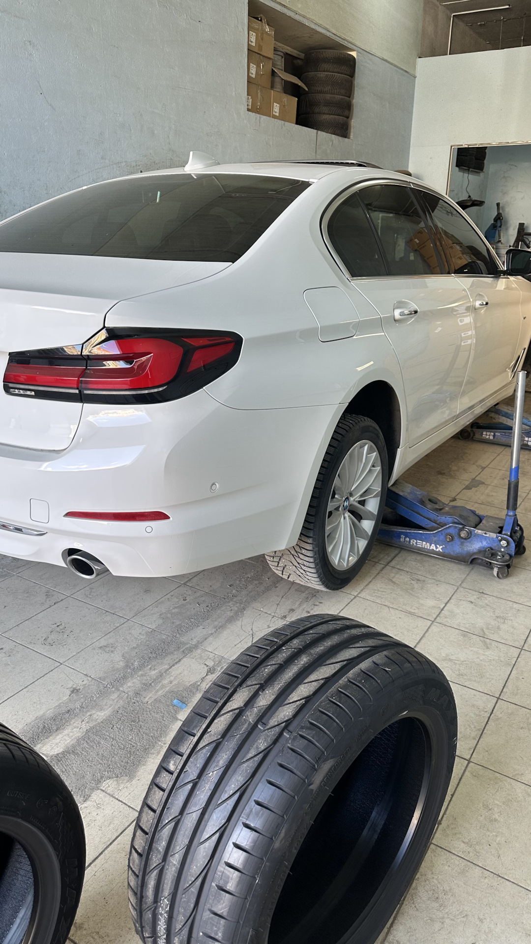 Сезонная смена шин, одели в новую резину — BMW 5 series (G30), 2 л, 2018 года | колёсные диски ...