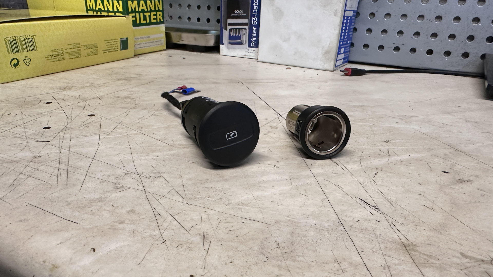 Установил USB- C второй ряд. 32231928. — Volvo XC90 (2G), 2 л, 2017 ...