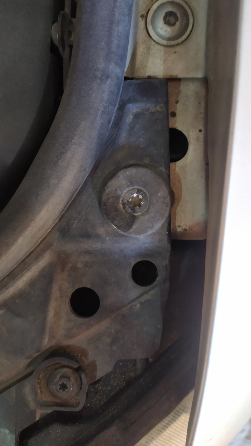 Верхний болт крепления телевизора — Skoda Superb Mk1, 2,8 л, 2007 года ...