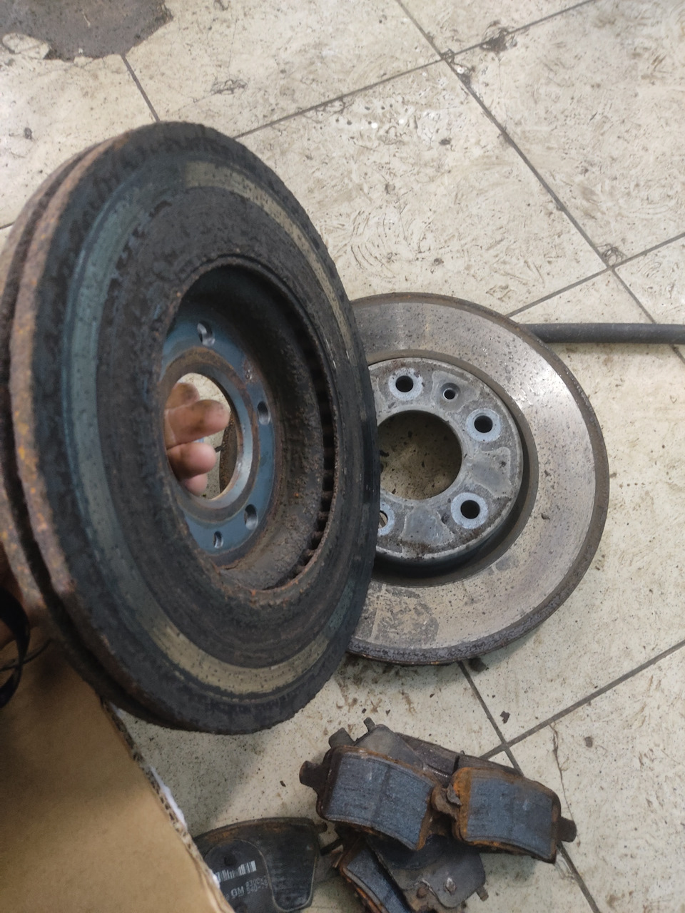 Замена дисков и колодок — Chevrolet Equinox (3G), 1,5 л, 2019 года ...