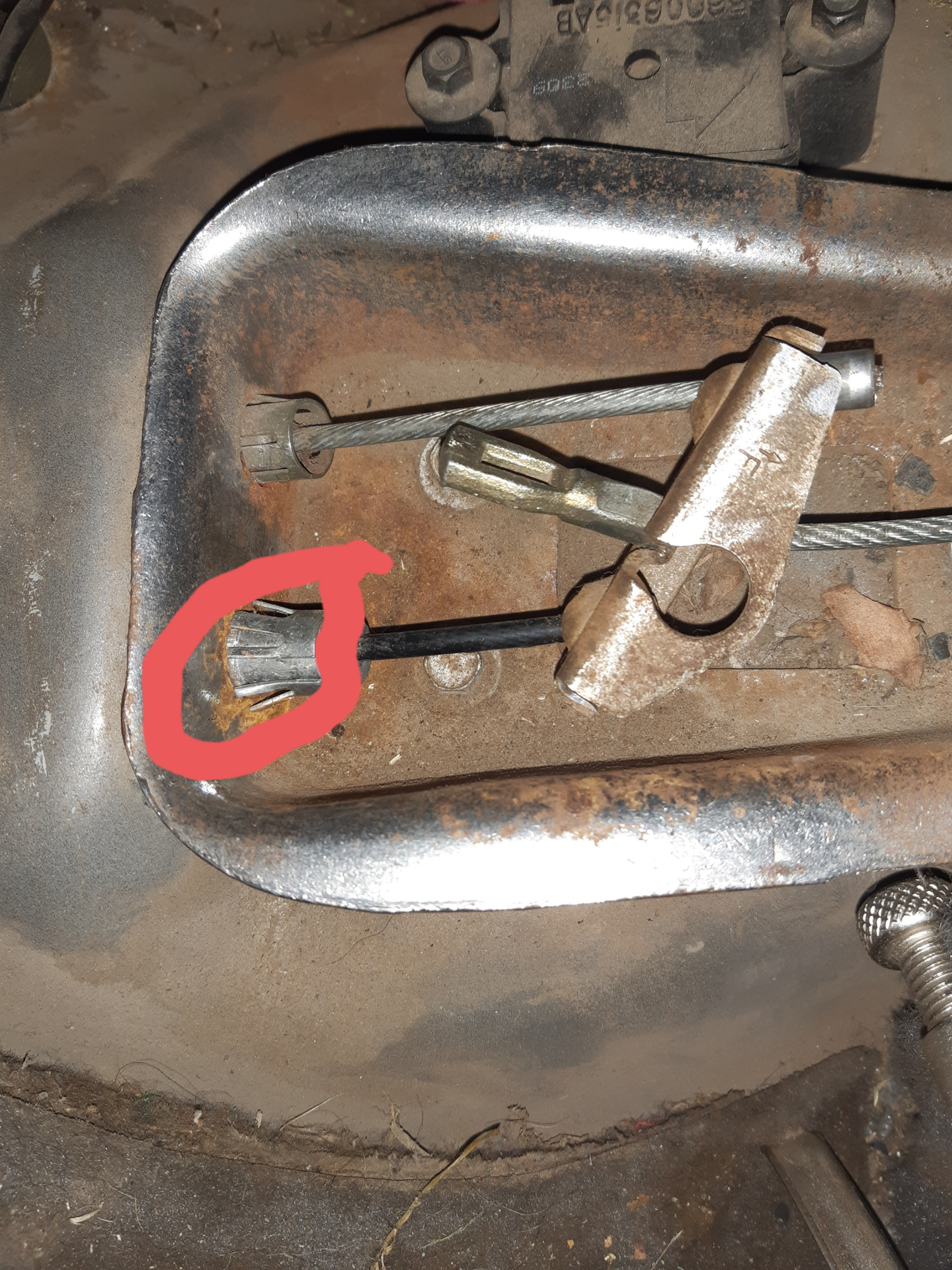 Устанока троса ручника заднего правого — Jeep Grand Cherokee (WJ), 4 л ...