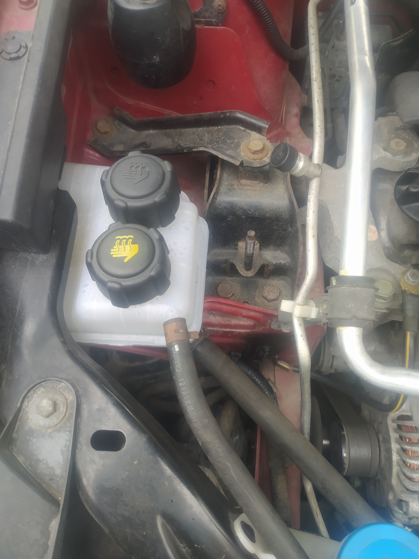 Замена крышки бачка ож — Nissan Qashqai (1G), 2 л, 2007 года | своими ...