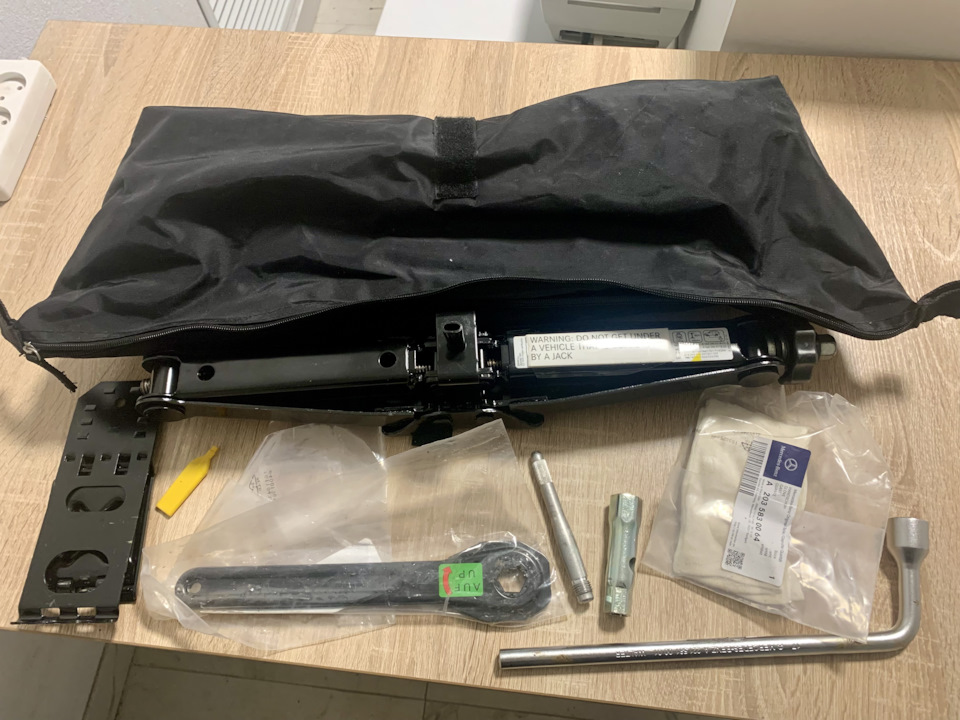 Домкрат — Mercedes-Benz C-Class (W205), 2 л, 2015 года | аксессуары ...